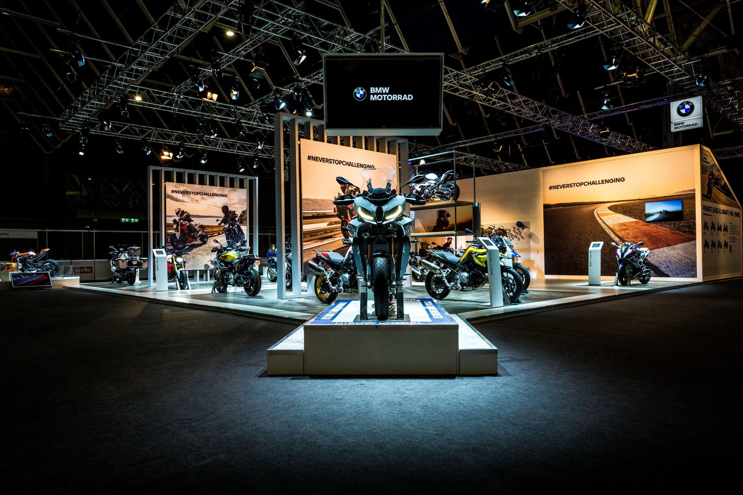 Showprimeurs en spektakel bij BMW Motorrad op de MOTORbeurs Utrecht.